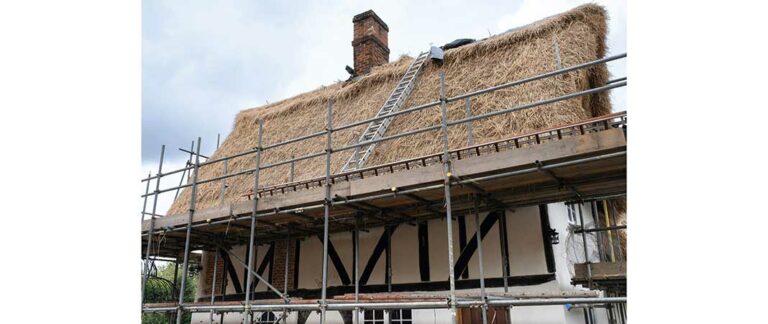 Für die Eindeckung mit Reet braucht es speziell aus- und ...