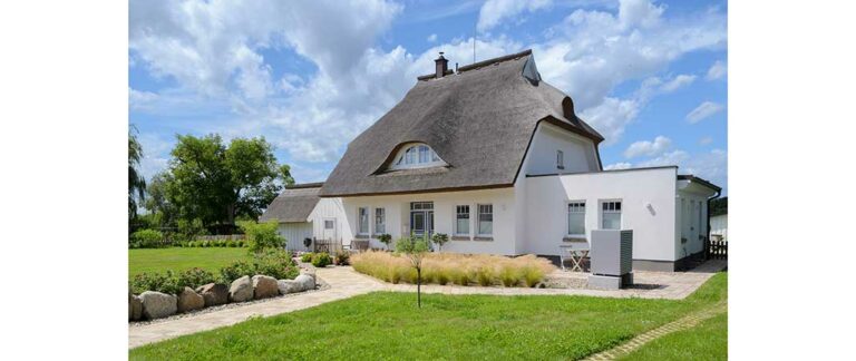 Ein Reetdach passt auch zu moderner Architektur.